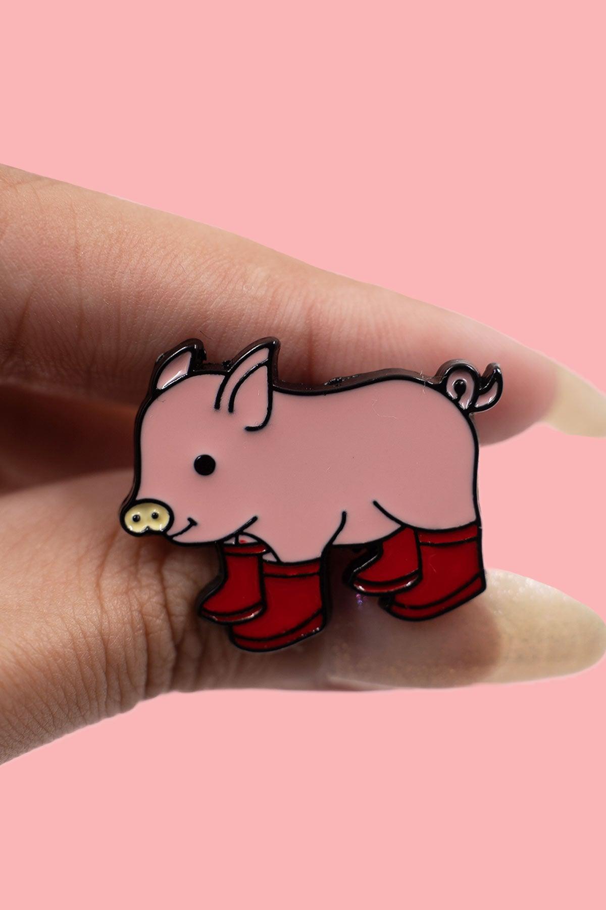 Broche Pin em Metal Porquinho com Bota – Cápsula Shop
